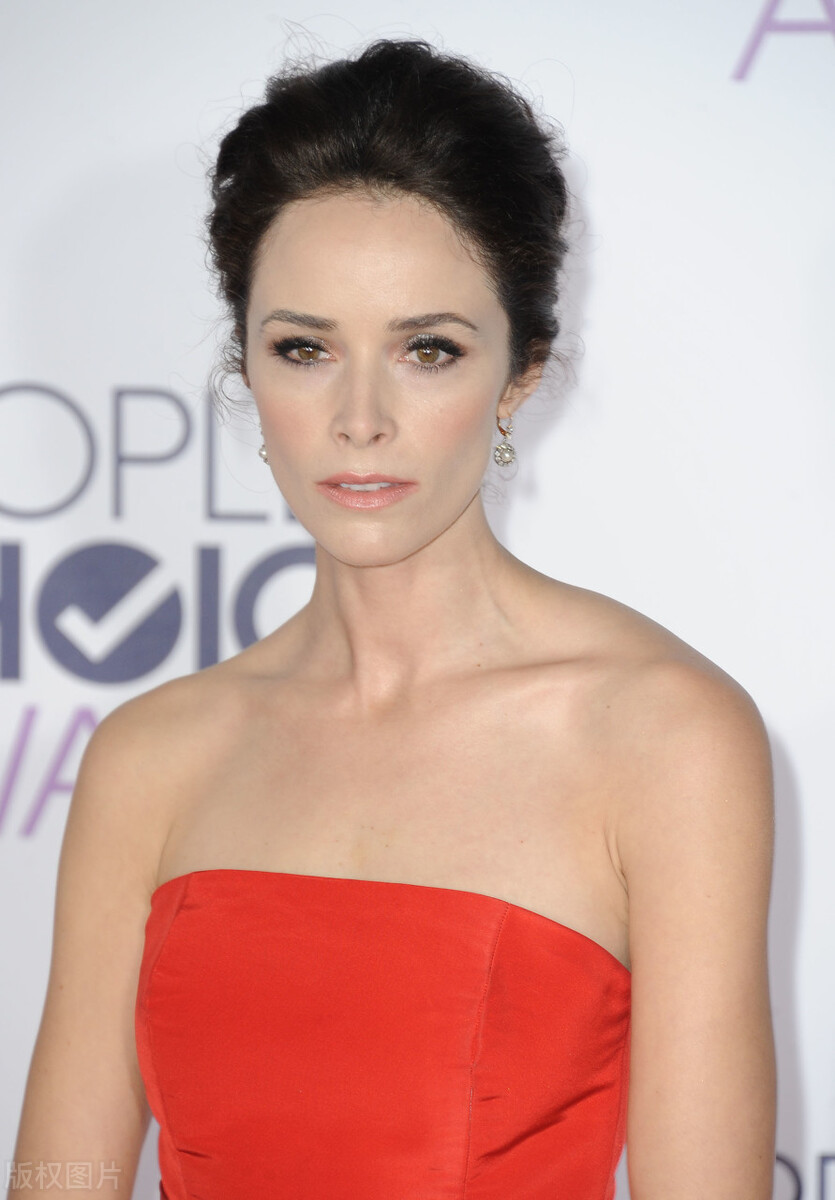 Abigail Spencer: wearing a red high-slit tube top dress with bare shoulders and scented back ...
