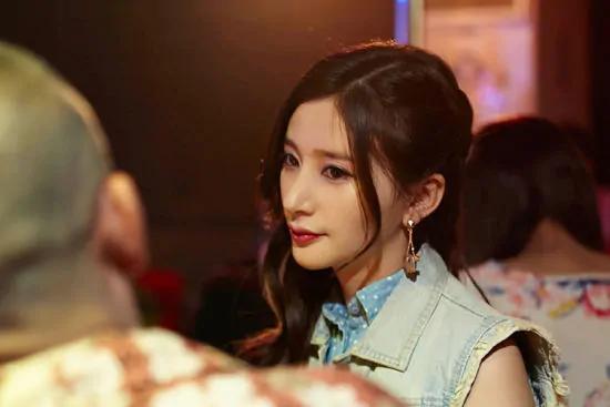 "Rose Fairy" Xiong Naijin took a selfie with flowers, her face was stiff, and she was accused of ...