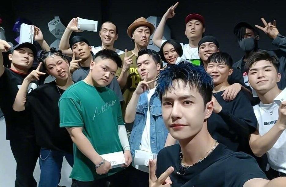 Wang Bocheng's walking selfie stick, netizens asked for pictures online, so they wanted to see ...