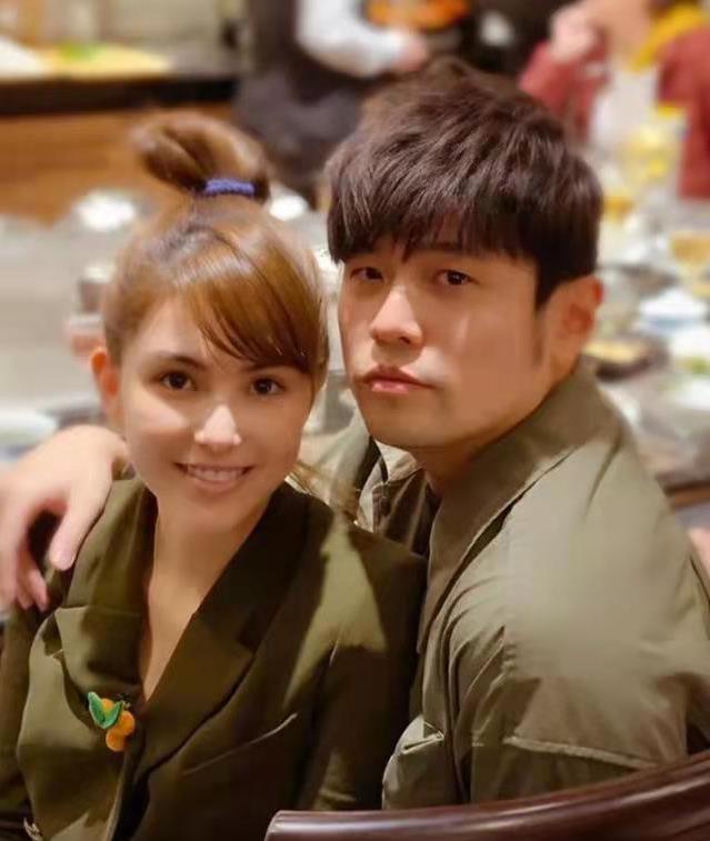 Jay Chou and Kun Ling were shopping in France and they were met by Jay ...