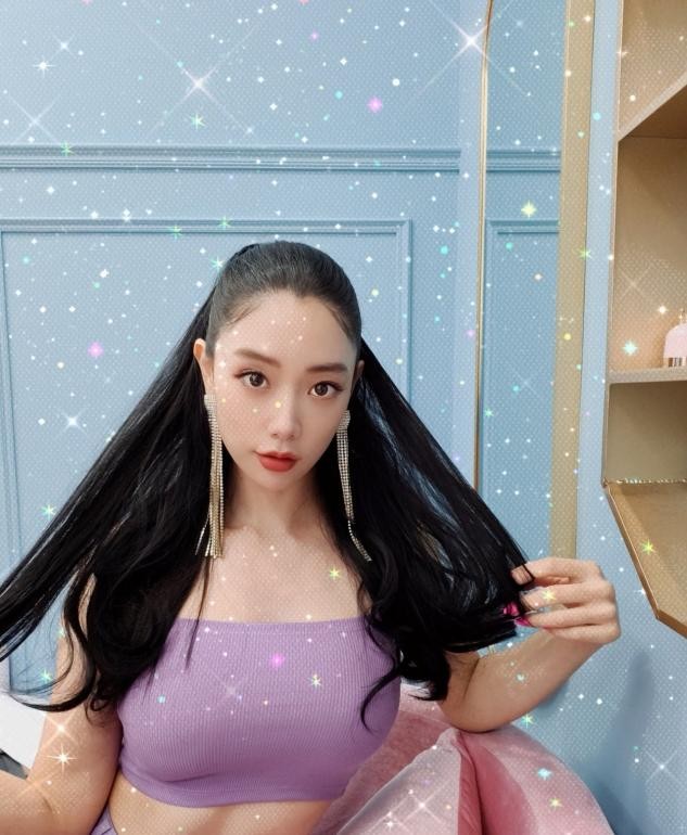 Clara's latest blockbuster exposure, showing off her figure in a black ...