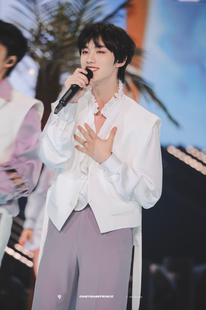 Ding Chengxin officially joined the Happy Family, and the poster is ...