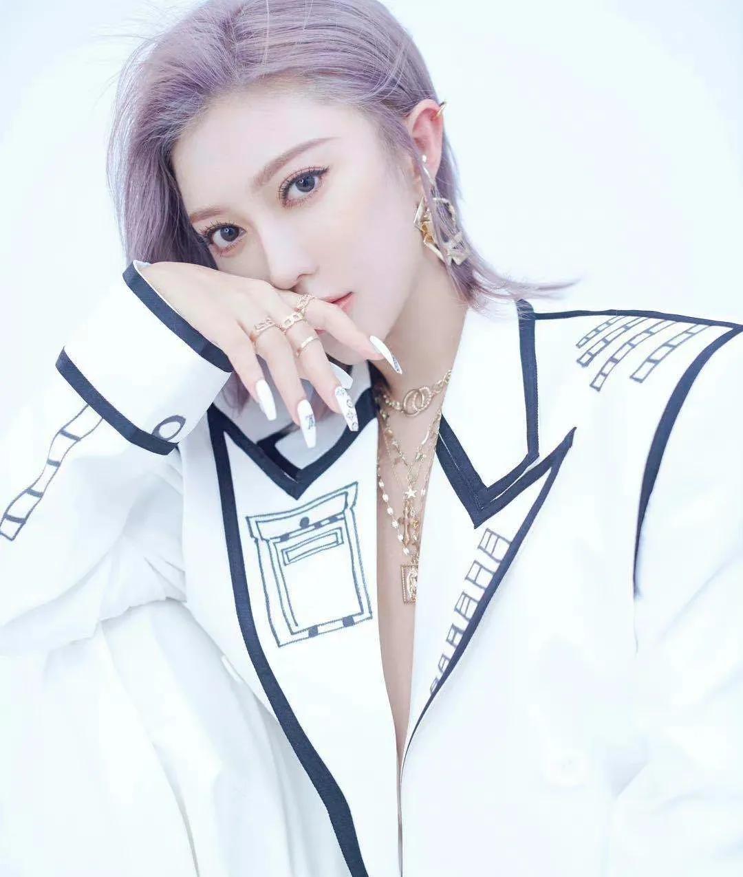 Stunning World Female DJ Li Yike - iMedia