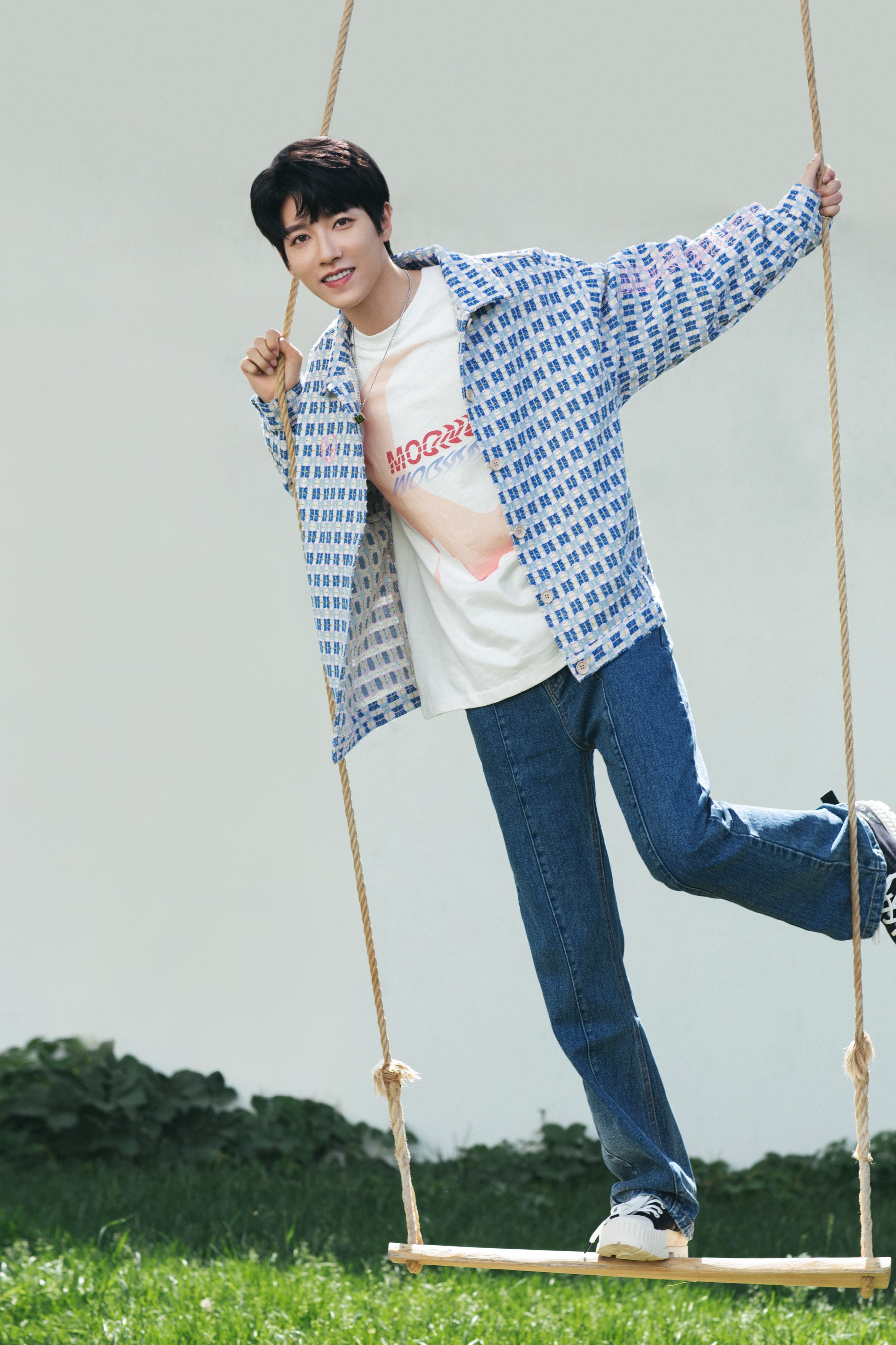 The youthful Jia Zhengyu meets the blue plaid jacket in early summer ...