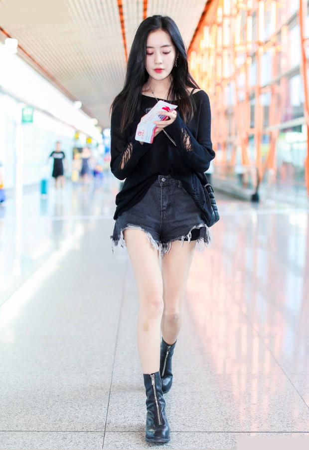 "Lin Jingxiao" Wang Ziwei is chasing Ju Jingyi closely. The leggings ...