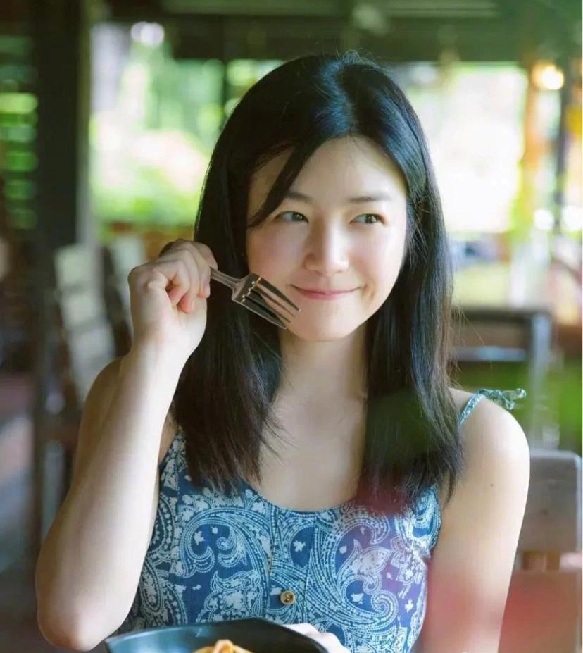 Chen Yanxi's new selfie made fans unrecognizable, her sharp face and big eyes, her skin delicate ...