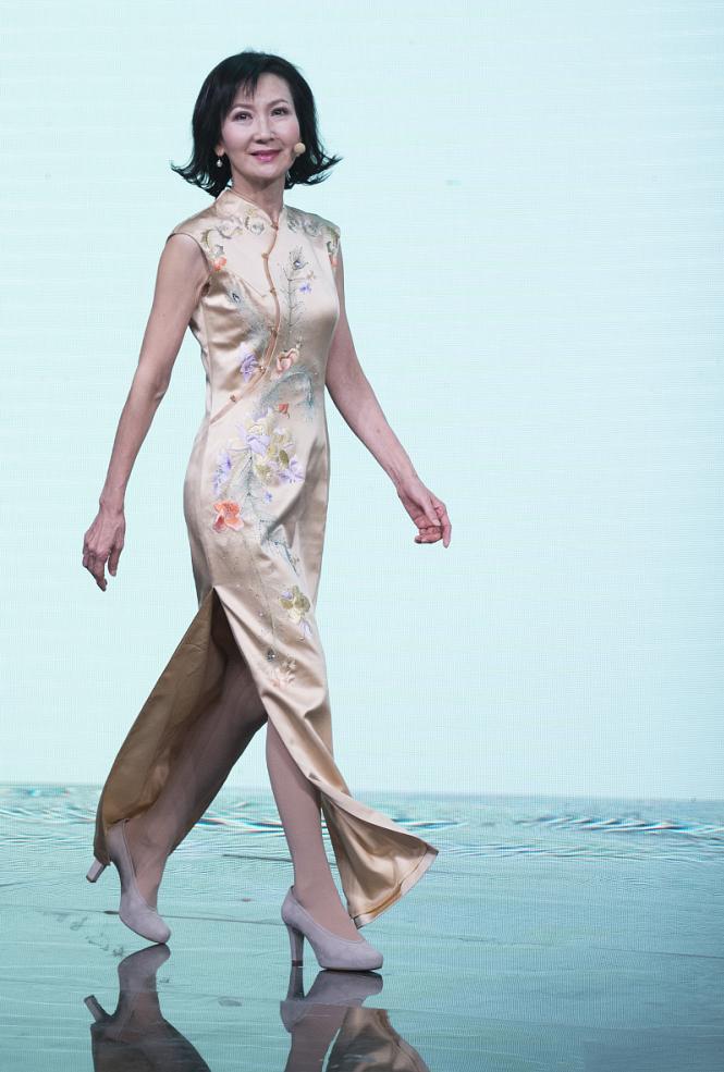 Chen Meiqi looks so beautiful in cheongsam, but she is a little thin ...
