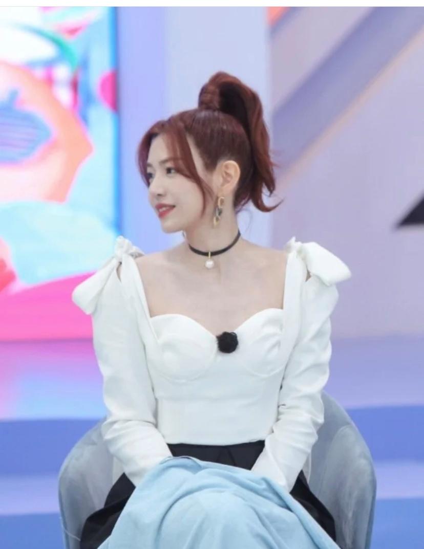 Chen Yanxi's new selfie made fans unrecognizable, her sharp face and big eyes, her skin delicate ...