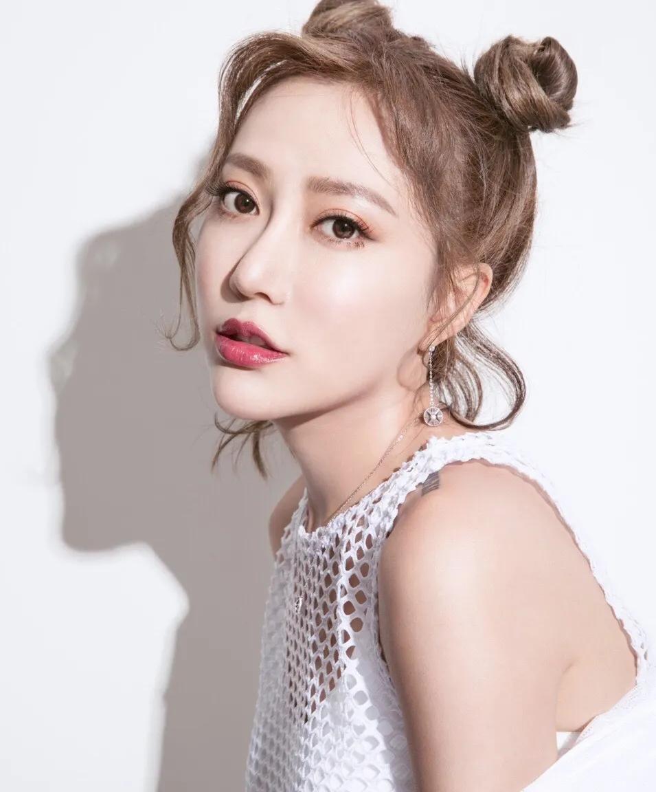 Stunning World Female DJ Li Yike - iMedia