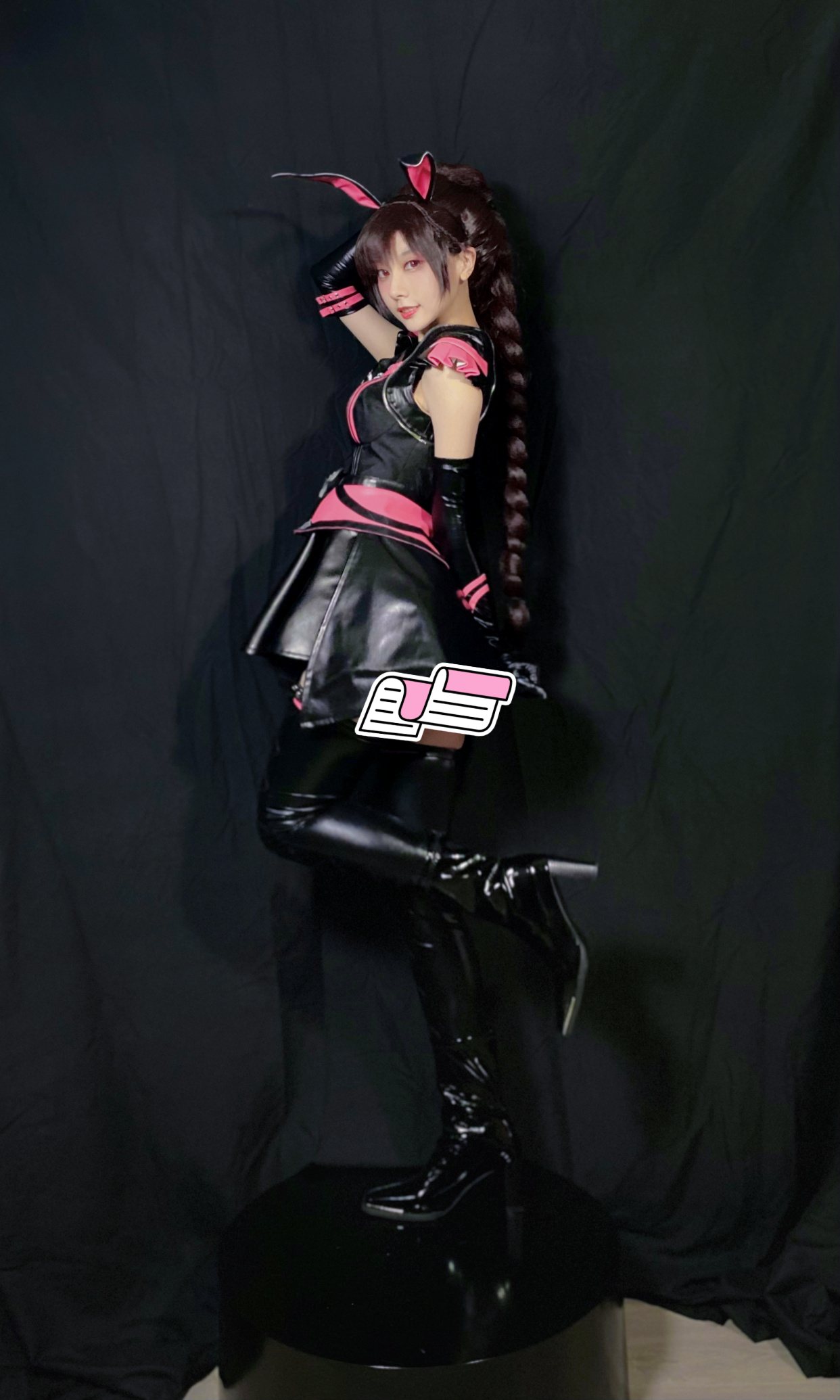 This coser is absolutely amazing. Xiao Wu in the cos uniform is even ...