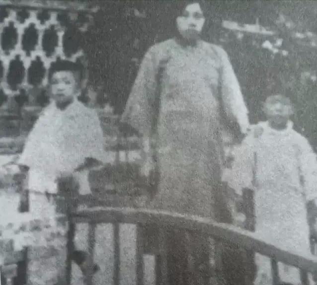 In his later years, Chiang Kai-shek hated three people and wrote ...