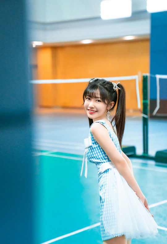 Lai Meiyun is wearing a blue plaid skirt with a white bow on her chest, which is expensive and ...