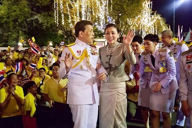 The new poster of Sutida is wonderful!Wearing a wrap skirt is so hot that your clothes are ...