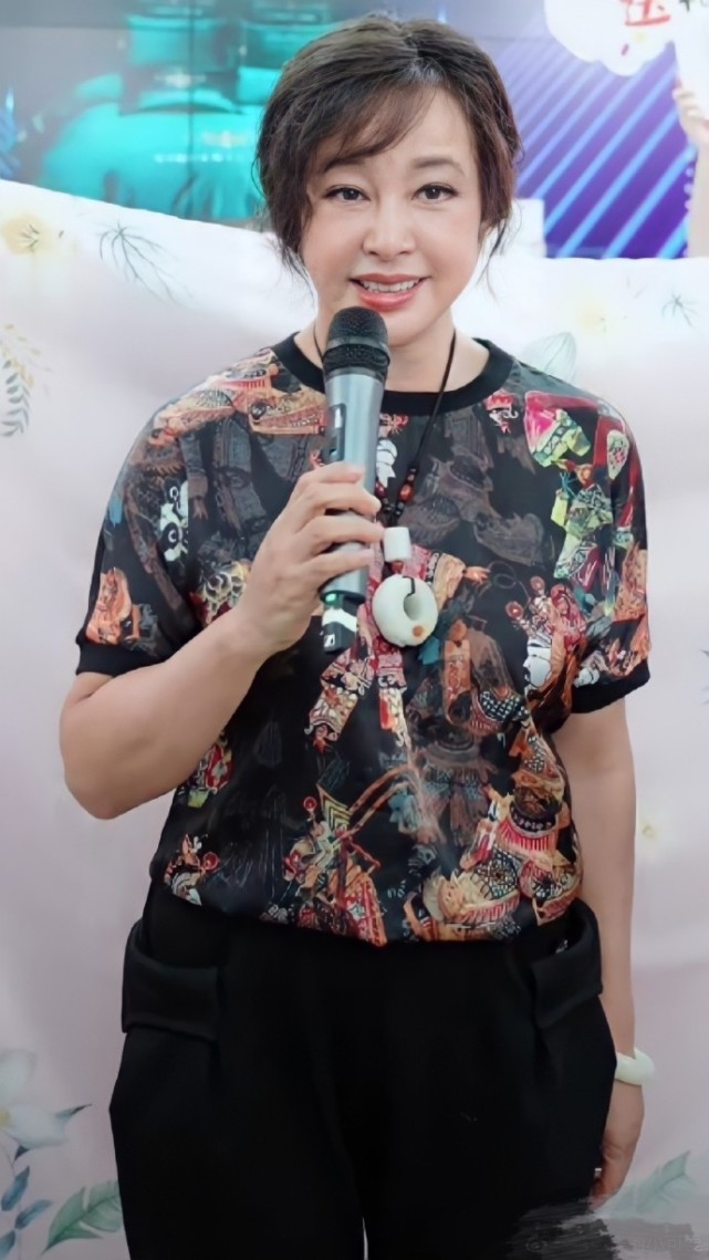 The 72-year-old wedding queen Wang Weiwei's birthday photo was exposed, she is slender and looks ...