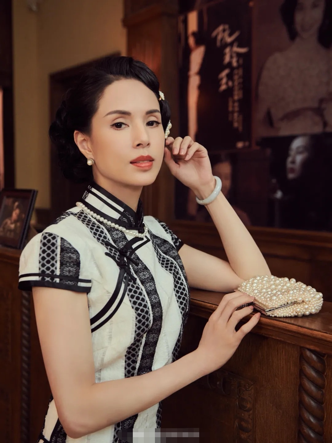 Li Ruotong's latest look, wearing a cheongsam with retro makeup, looks ...
