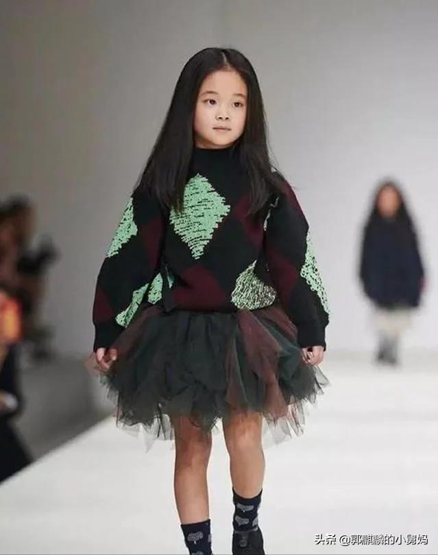 Mei Ting generously exposes a pair of sons and daughters, her eyes are ...