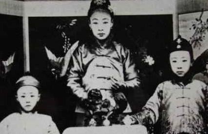 The two people who had the greatest impact on Puyi, one of them forced ...