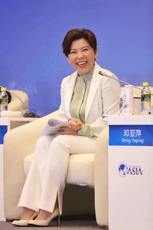 "Ping Pong Queen" Deng Yaping walks around the airport, wearing black ...