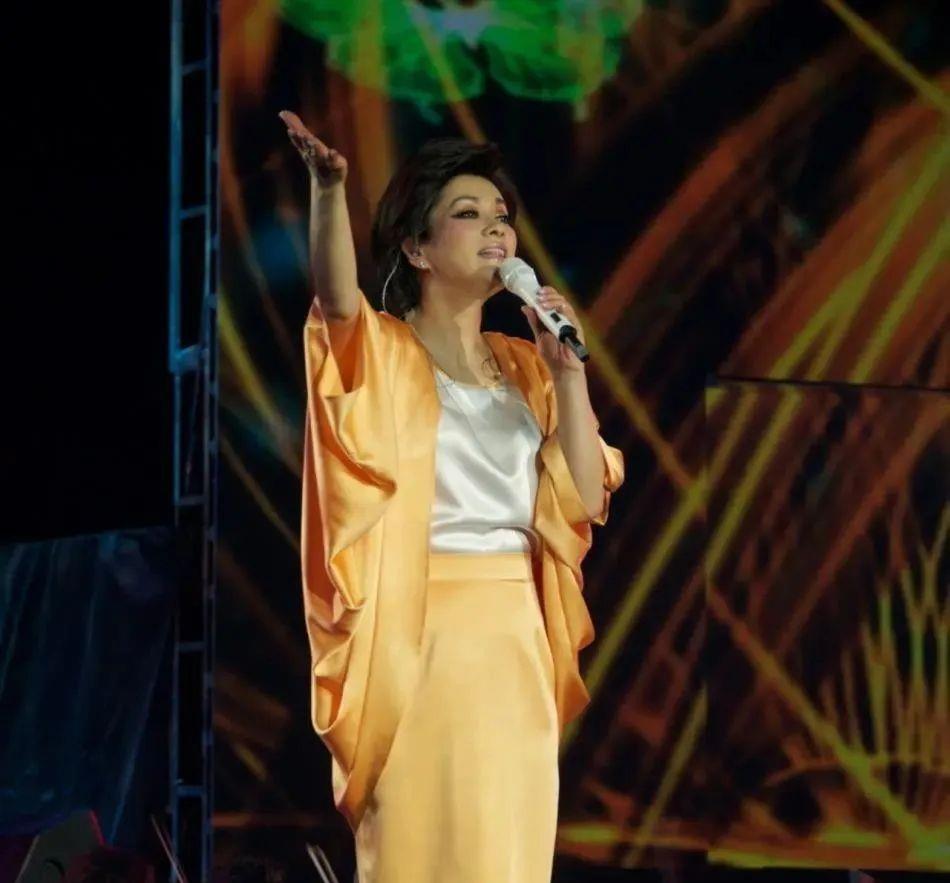 A sister Mao Amin, who has experienced several ups and downs, sings out ...