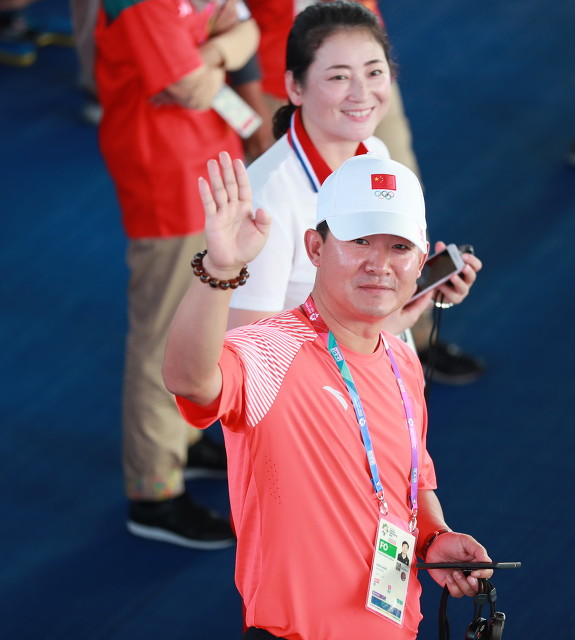 Chinese team cheer for the swimming competition, cheer for the finals ...