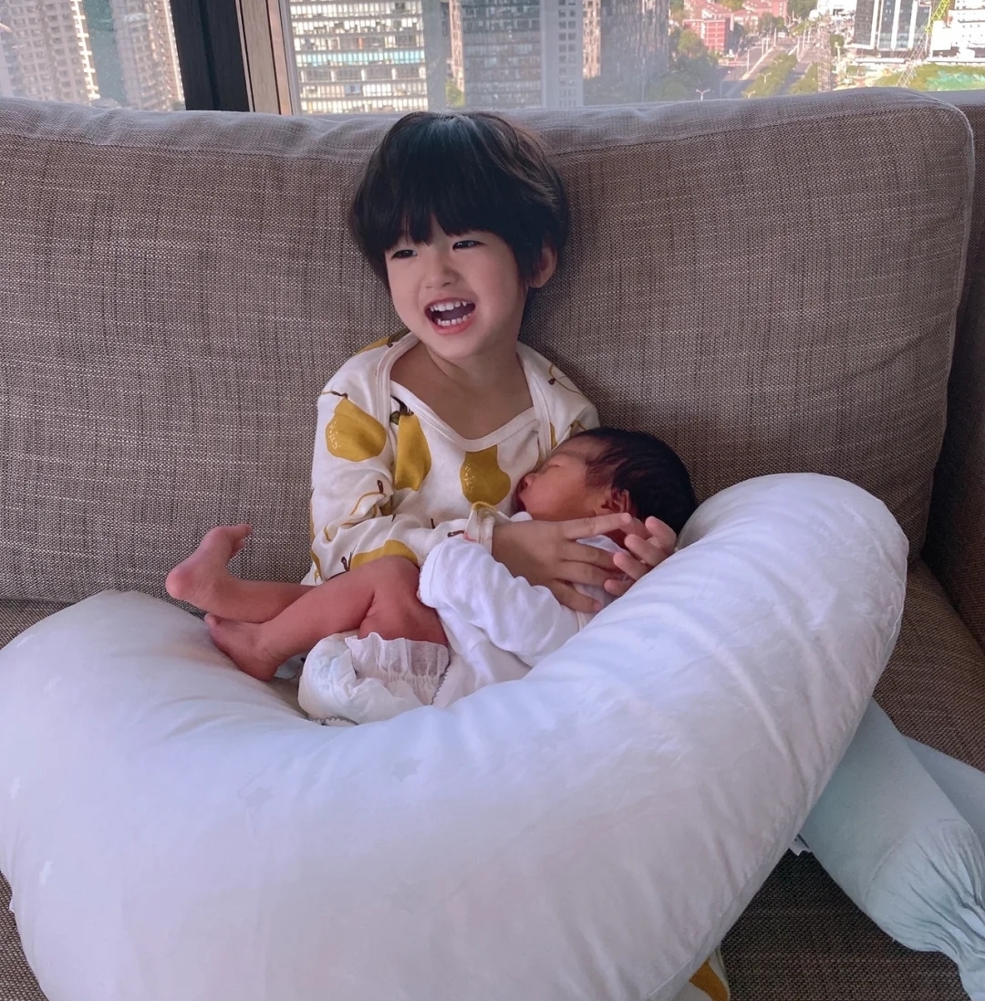 Jiang Chao suns his son's daily routine of petting his sister, 2 year ...