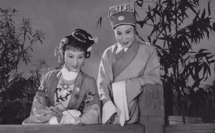 How does Xu Yulan "photograph" Wang Wenjuan as her stage partner? - iMedia