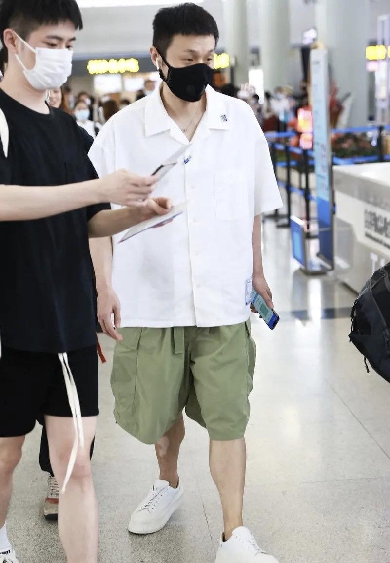 Li Ronghao appeared at Changsha Airport. His white shirt and green ...