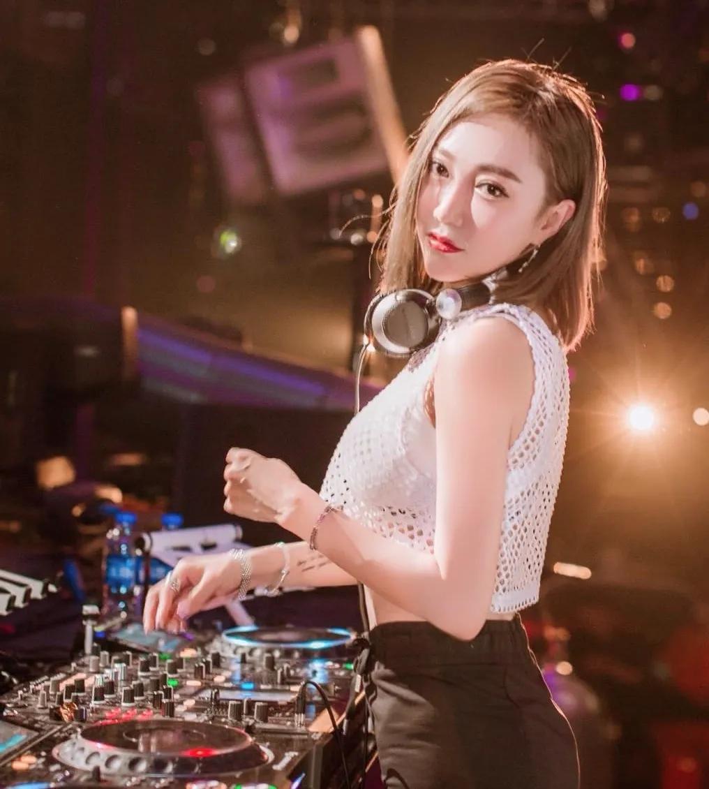 Stunning World Female DJ Li Yike - iMedia