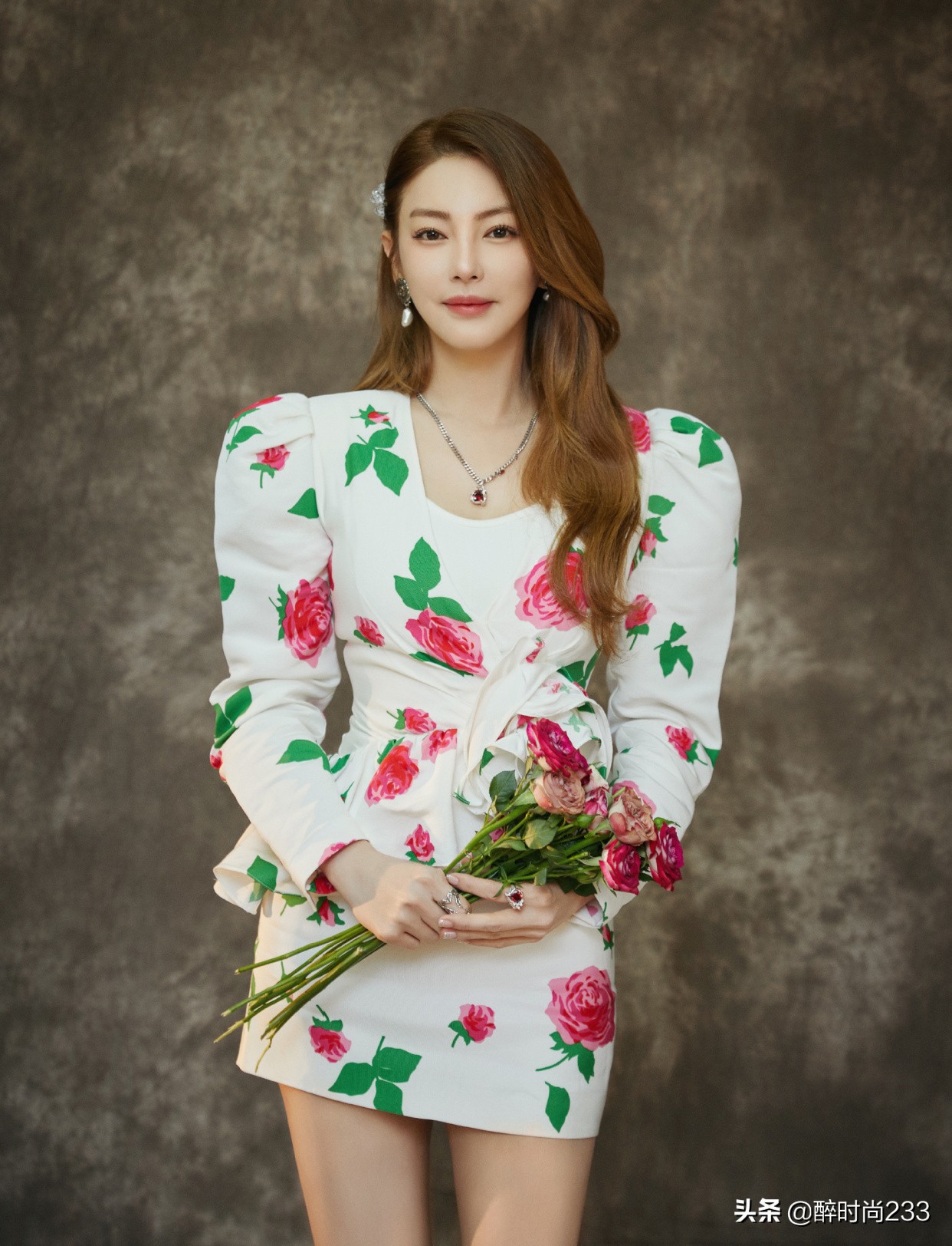 33-year-old Zhang Yuqi has a really high-end temperament, wearing a ...