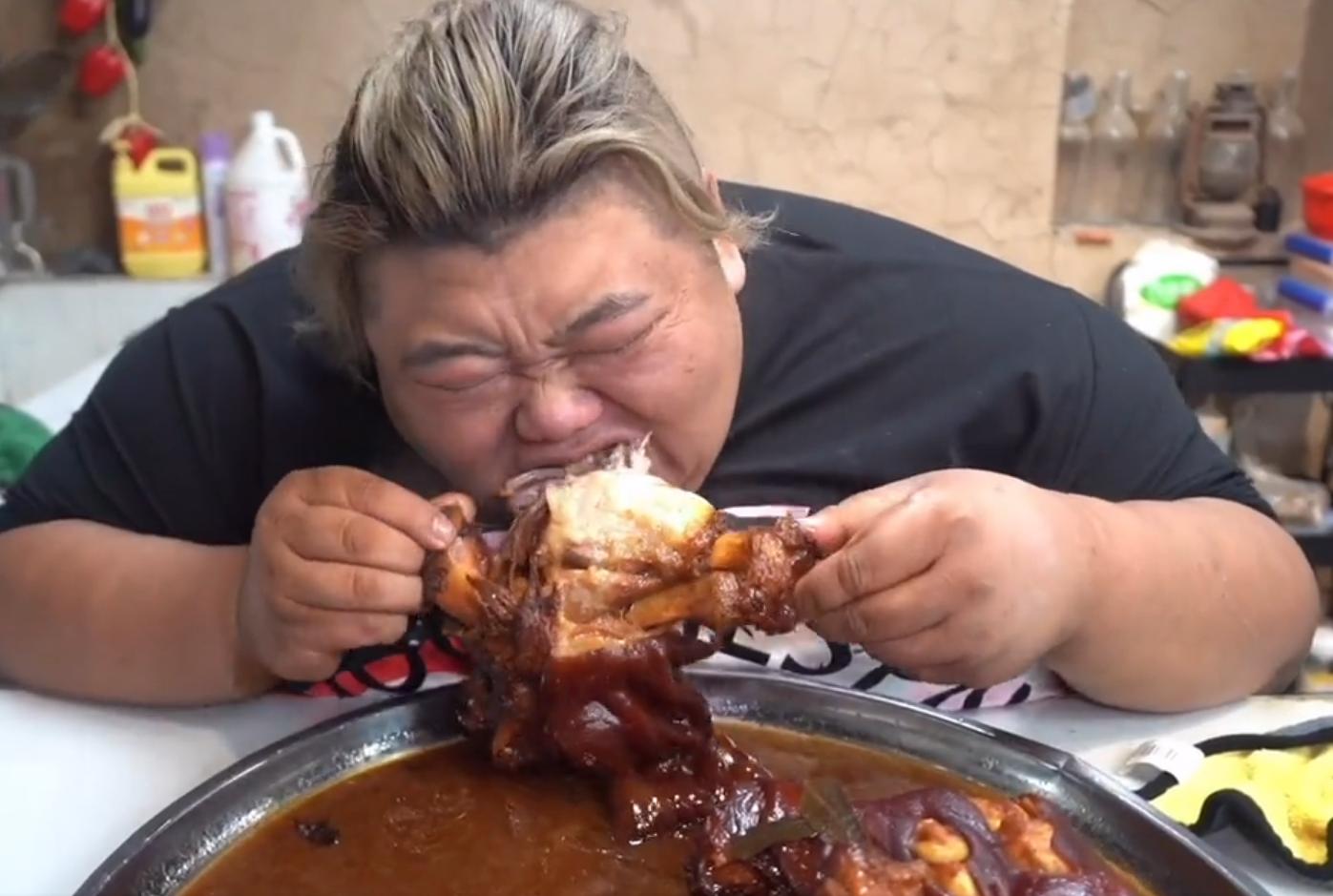 600 catties of fat monkey cubs eat meat at a big bite, pig's trotters ...