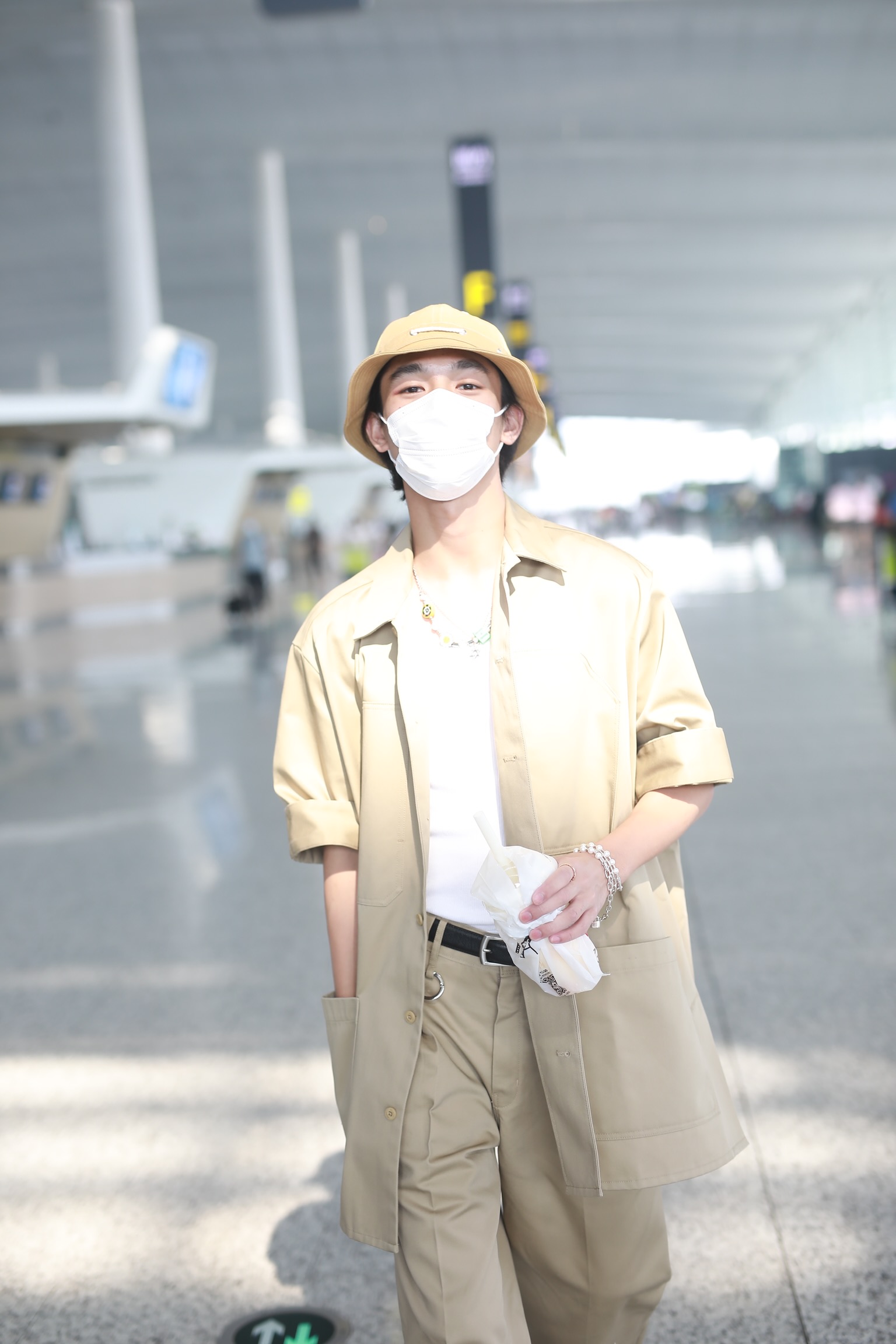Zhang Youhao appeared at the airport after finishing his campaign ...