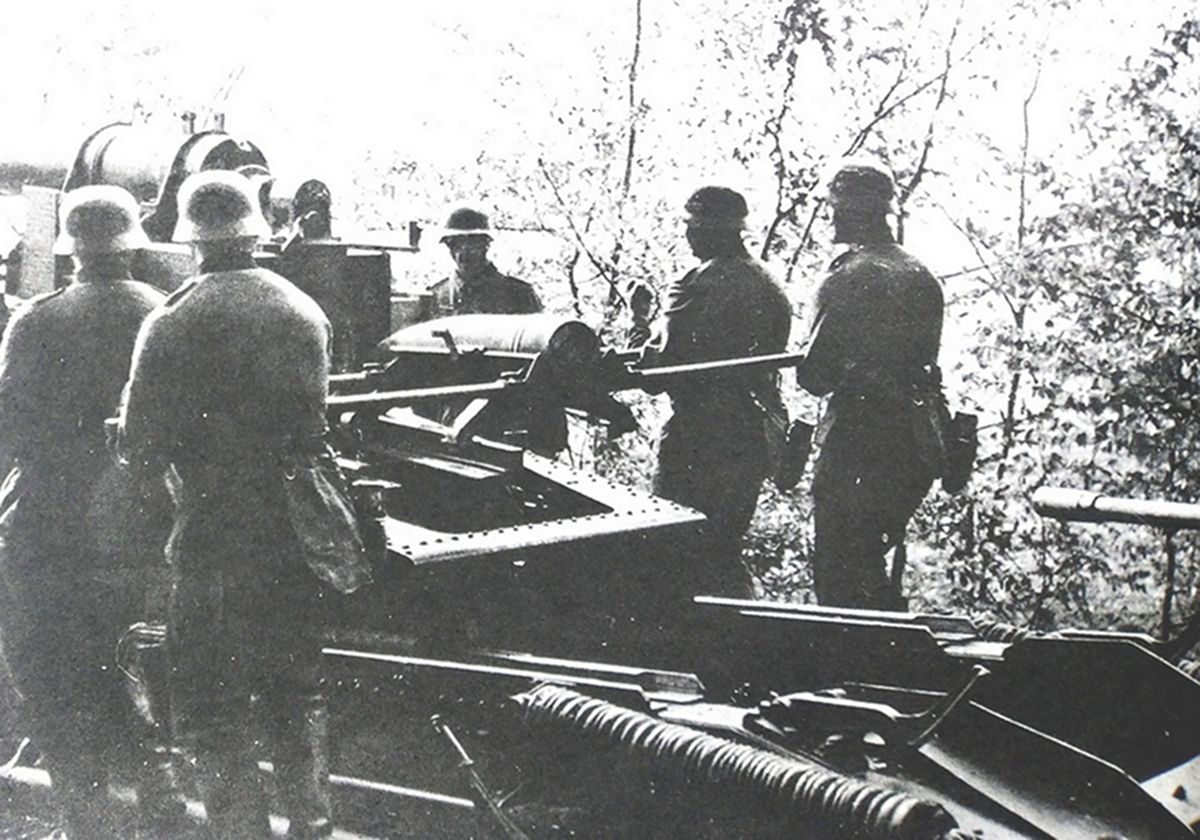 The 210mm Mörser 18 heavy mortar gun of the German artillery of World ...