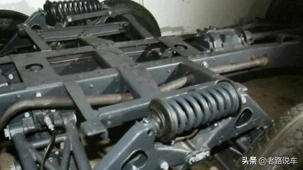 The unique rear axle suspension of the “anteater” Krupp Protze light ...