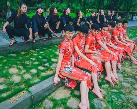 Graduation photos of college students' cheongsam, boys are more ...