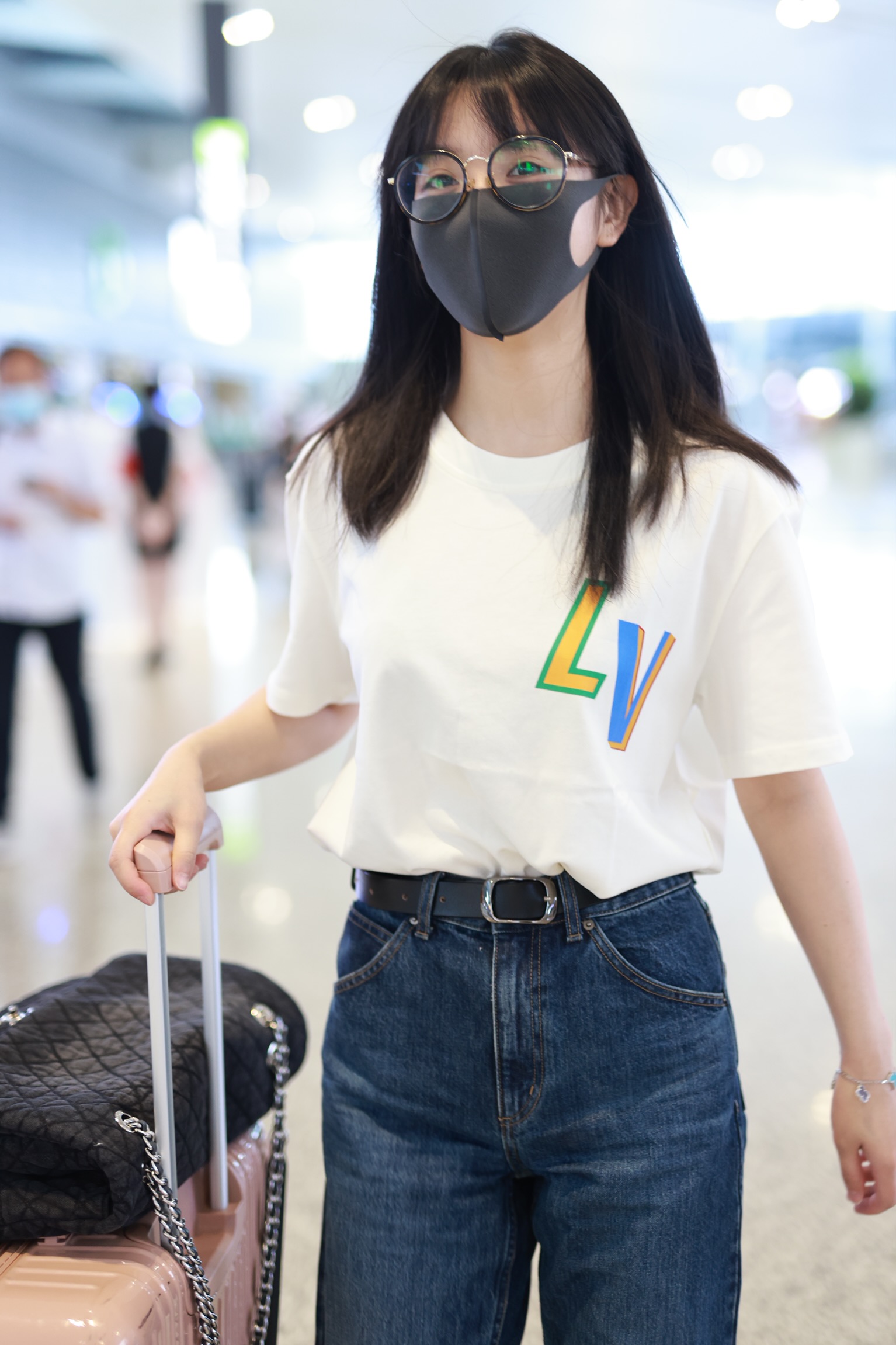 The post-95 sweet girl Tian Xiwei appeared at the airport wearing a ...