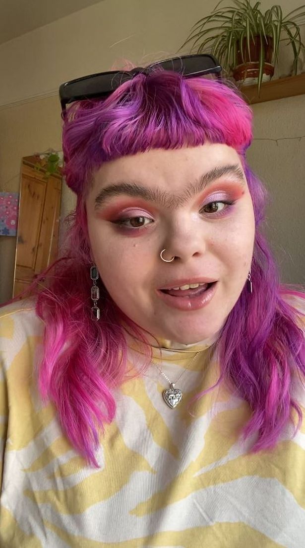British woman's eyebrows are born together, she refuses to remove her ...