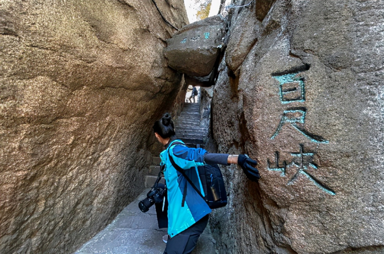 The world's most dangerous, one cliff and the other cliff, let's go ...