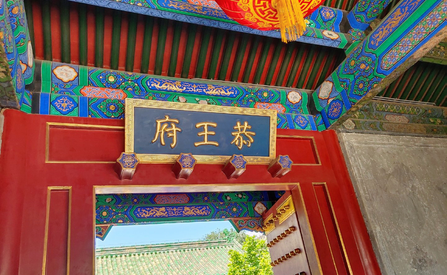 How luxurious is the house where He Shen lived?The pillar is worth 3 ...