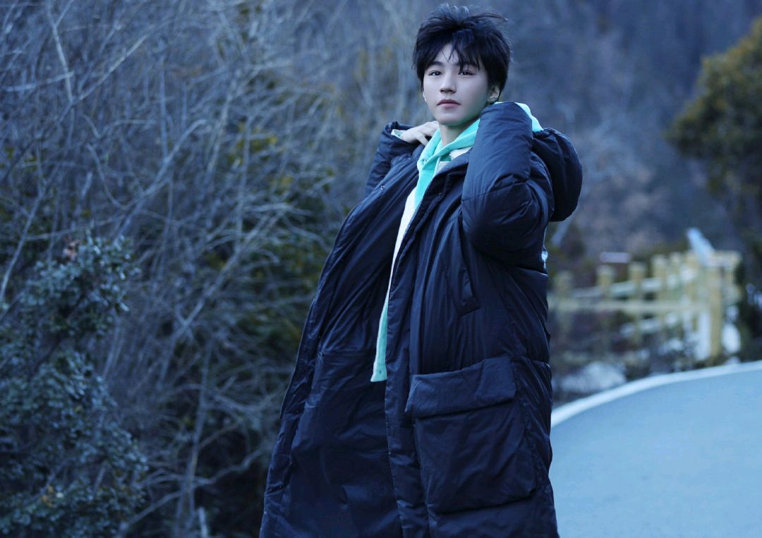 Wang Junkai was followed by an unfamiliar long-haired woman, unable to ...