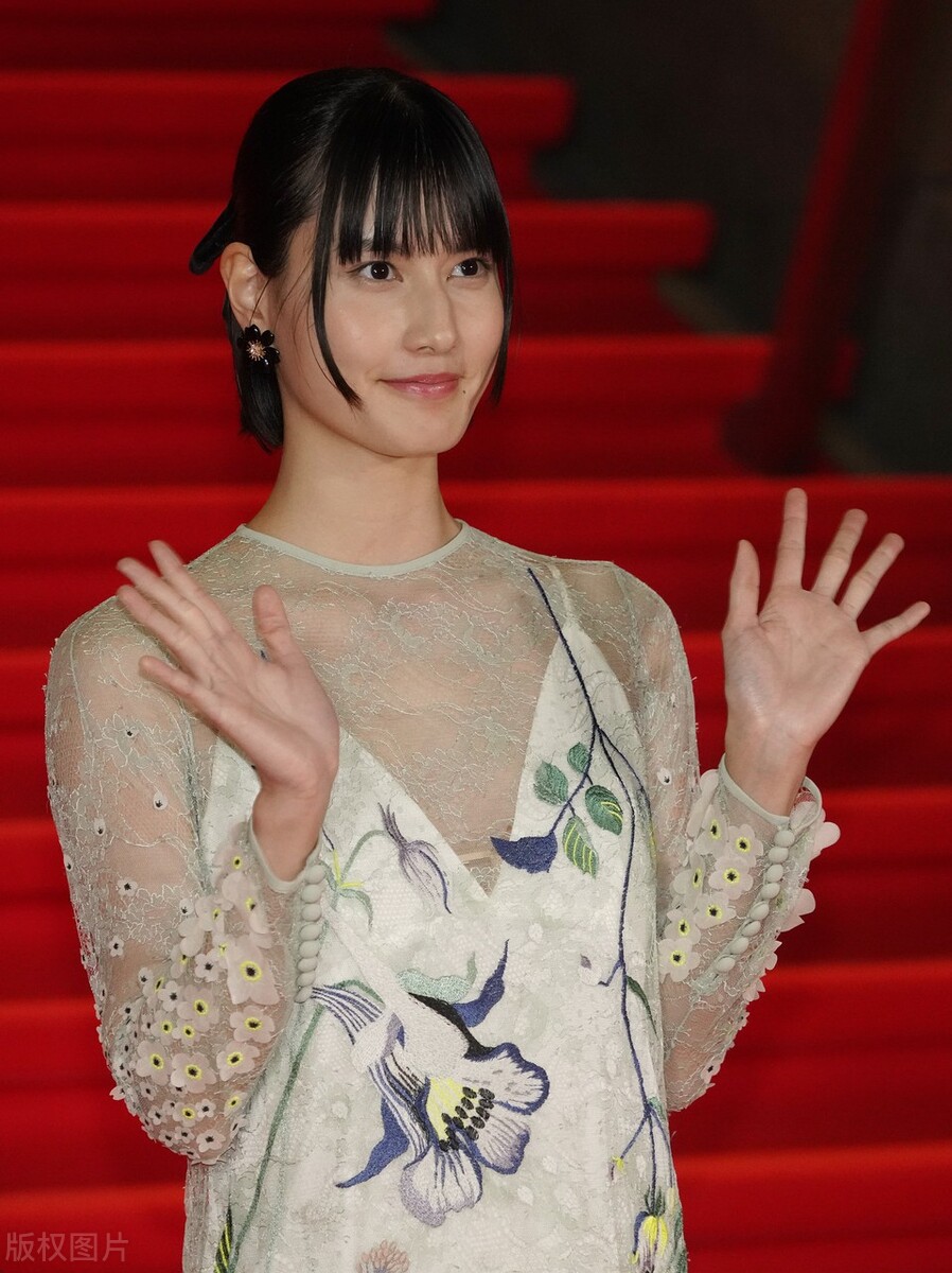 At the 34th Tokyo Film Festival, Ai Hashimoto wears an embroidered long ...