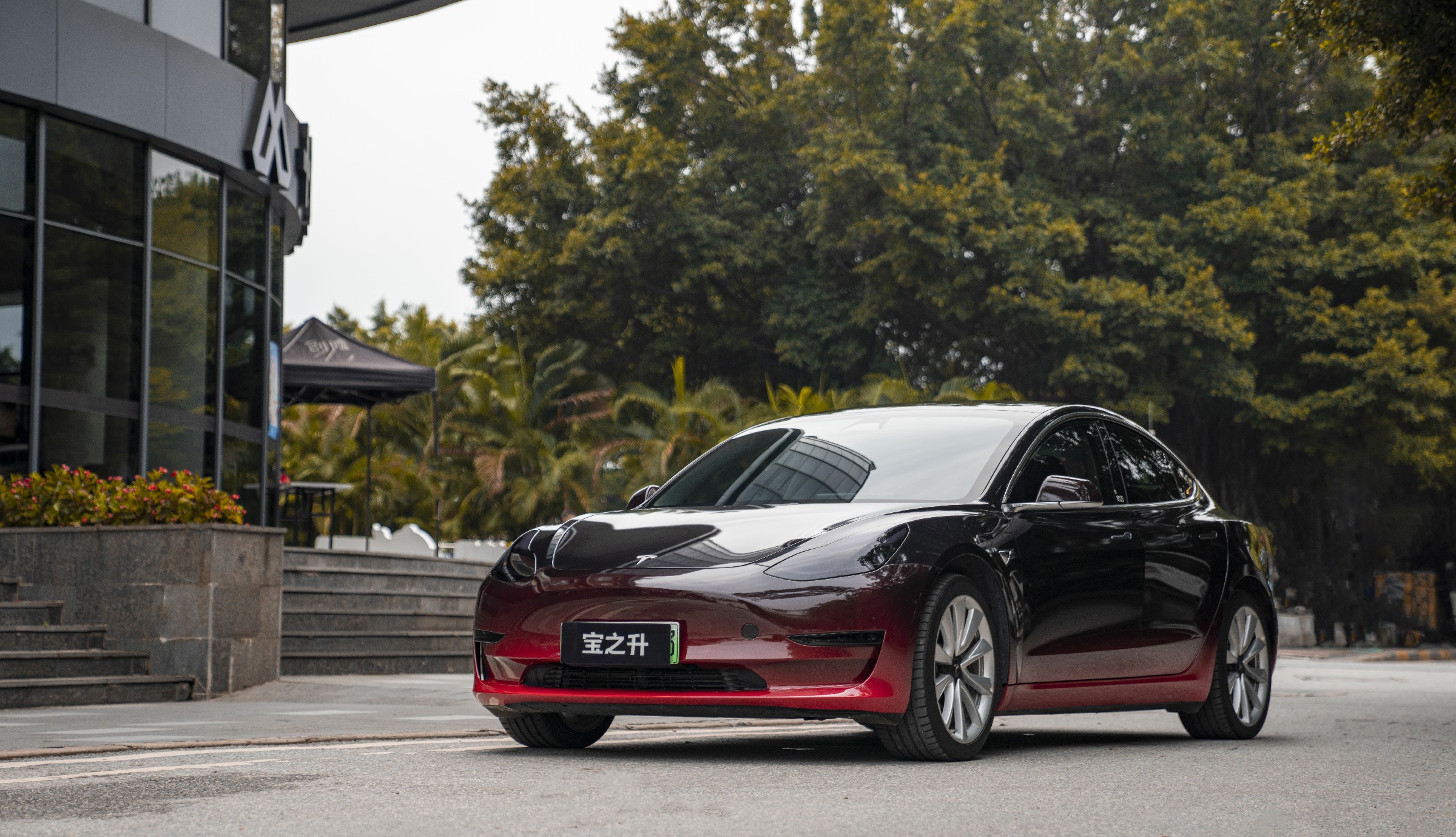 Tesla model3, red and black gradient change color film, have you seen ...