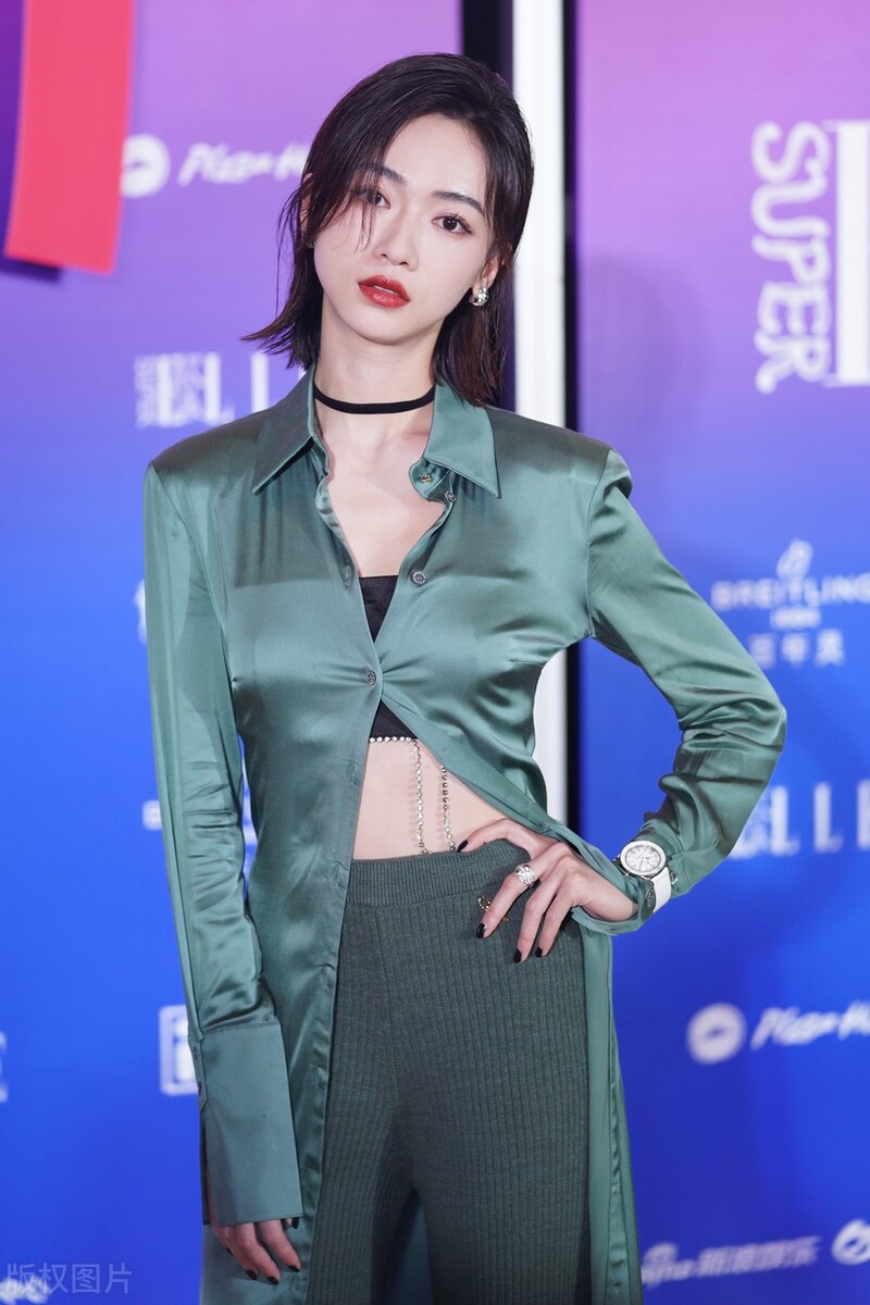 SuperELLE grand ceremony red carpet Wu Jinyan wears a green silk shirt ...