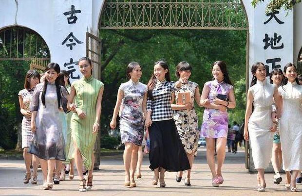 Graduation photos of college students' cheongsam, boys are more ...