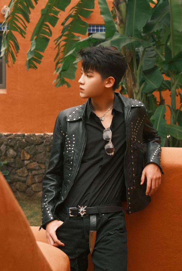 Huang Minghao's black and white contrast suit, focusing on three ...