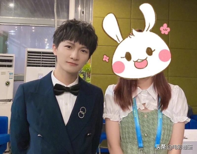 The male celebrity show backstage takes selfies with passersby, Zhou ...