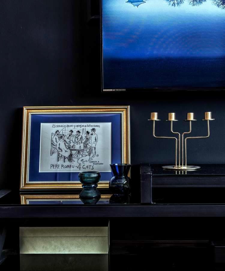 64-square-meter small apartment, flexible use of blue throughout the ...