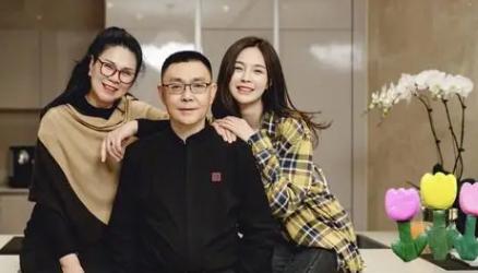 Shen Mengchen took a family portrait to celebrate his father's birthday ...