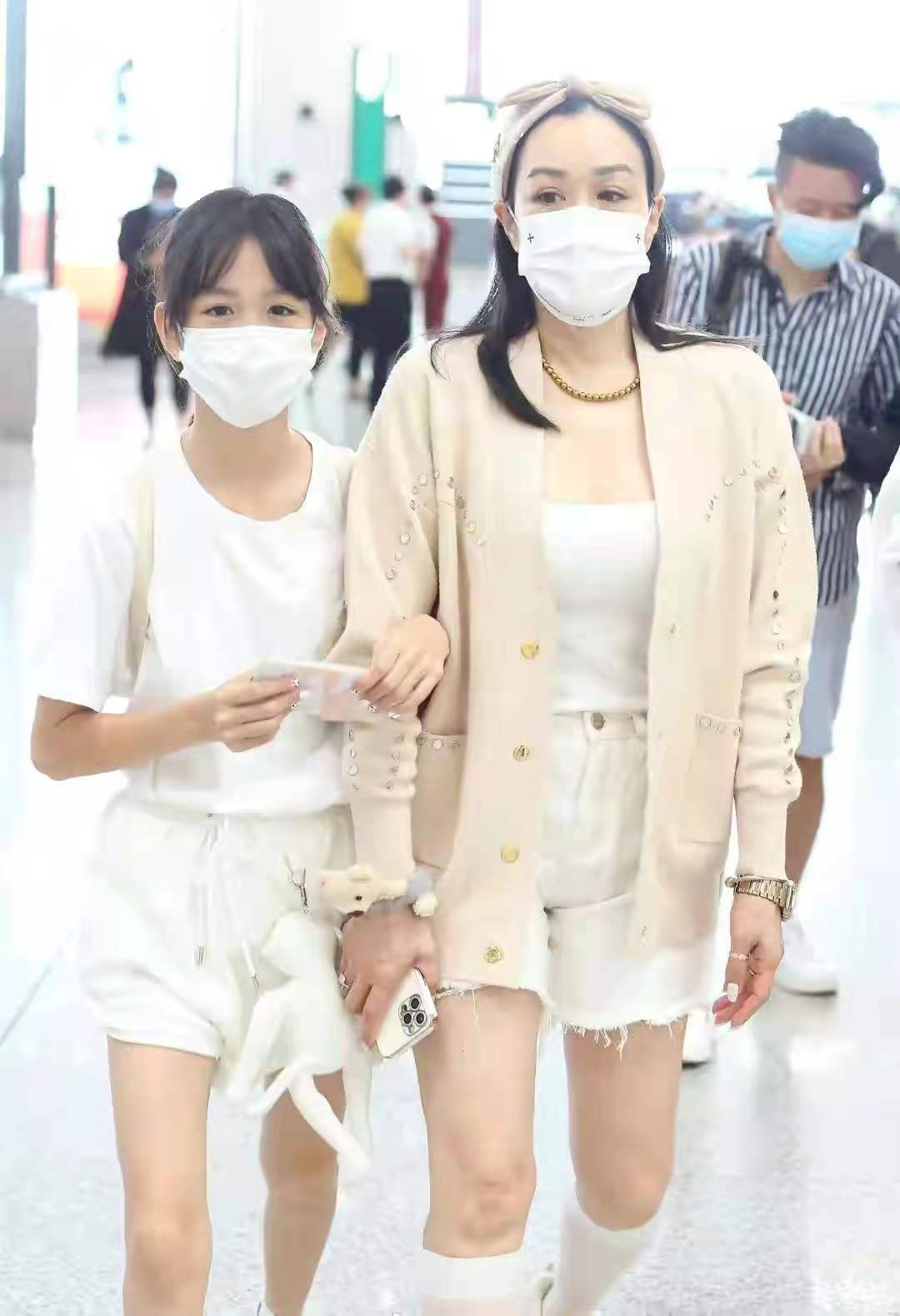 50-year-old Zhong Liti lives like a girl!Dressed in a bow tie more tender than her daughter, the ...