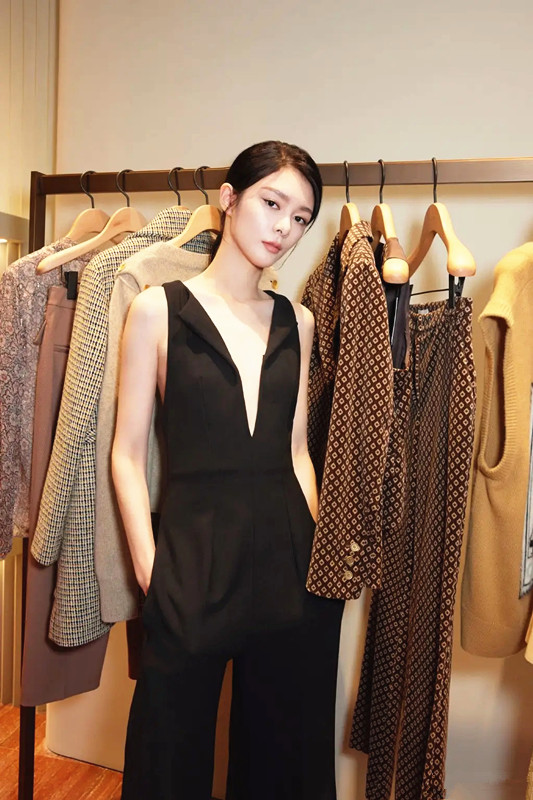 The "Rocket Girl" Fu Jing shows off her figure in a deep V dress. - iMedia