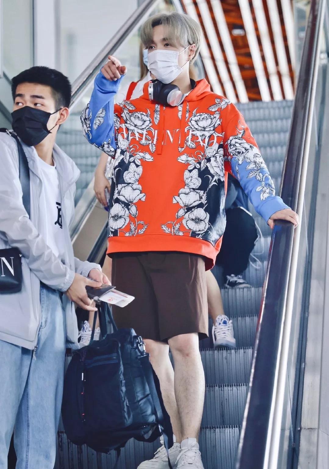 Zhang Yixing's airport photo was exposed, with silver-grey hair color ...